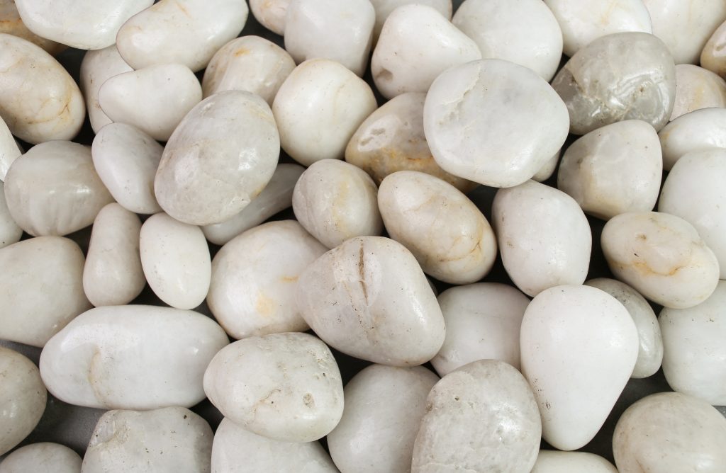 Highly Polished Off-White Pebble No. 425 | Agrébec - Specialized Aggregates